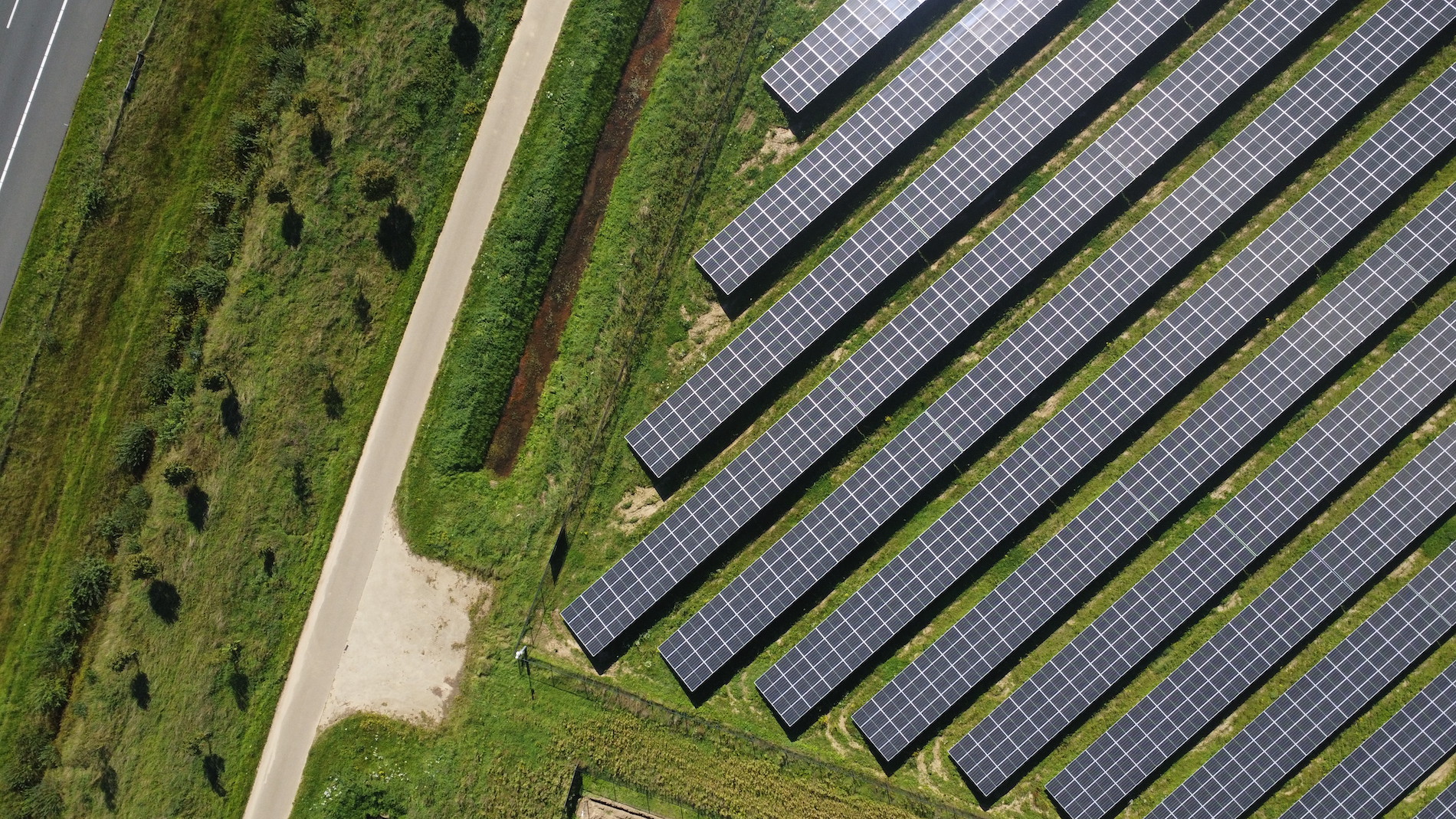 Zonnepark Reuver aan A73 vandaag officieel in productie genomen ...